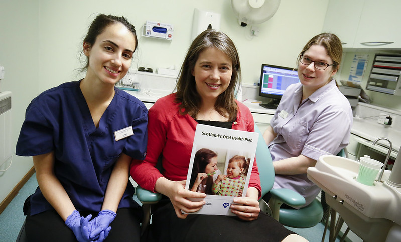 كيفية العناية بصحة الفم و اللثة .. أهم ما يجب معرفته - كبسولة